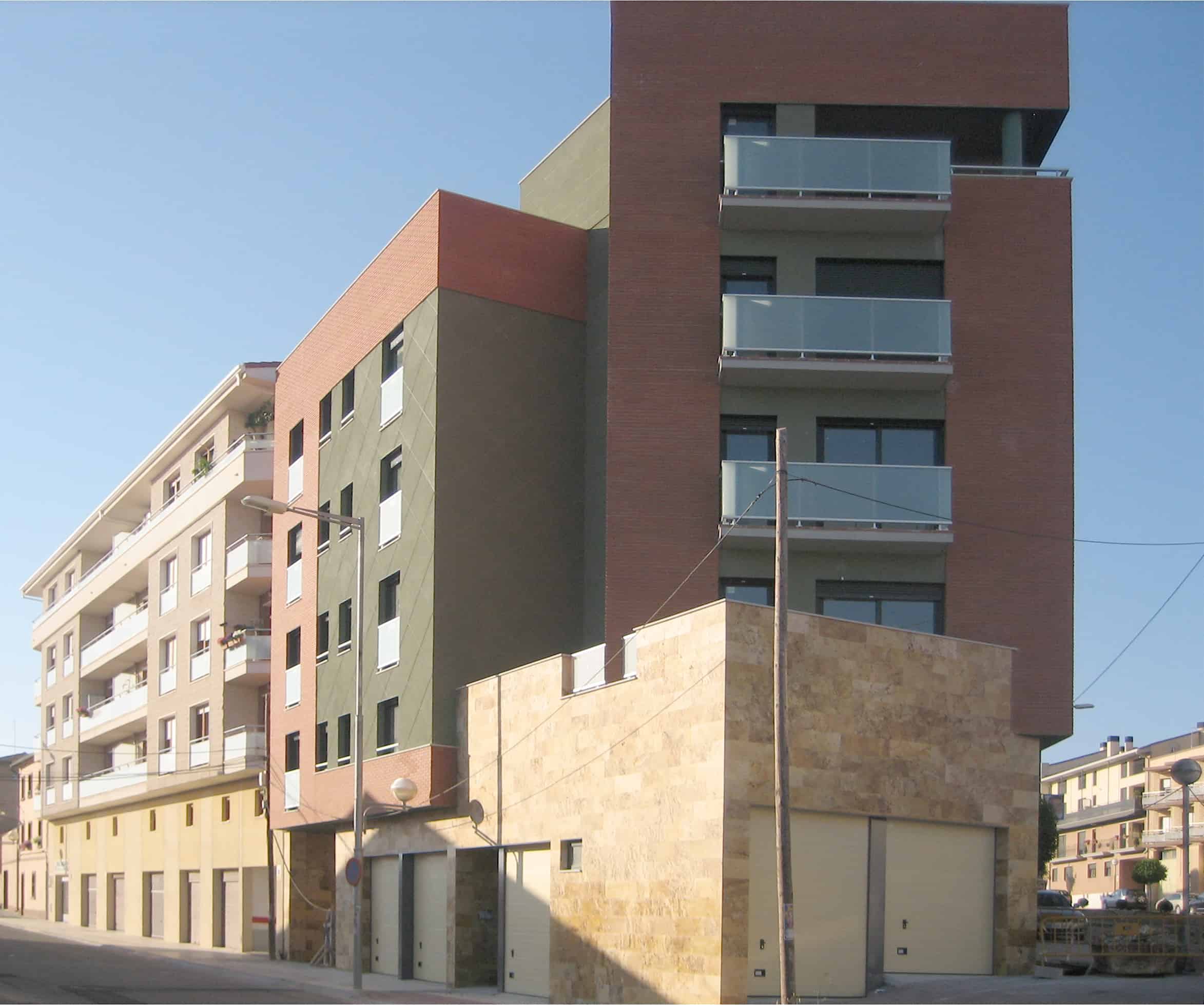 Edificio plurifamiliar de 11 viviendas, garajes y locales. Adv. Lerida. MONZON (Huesca ...